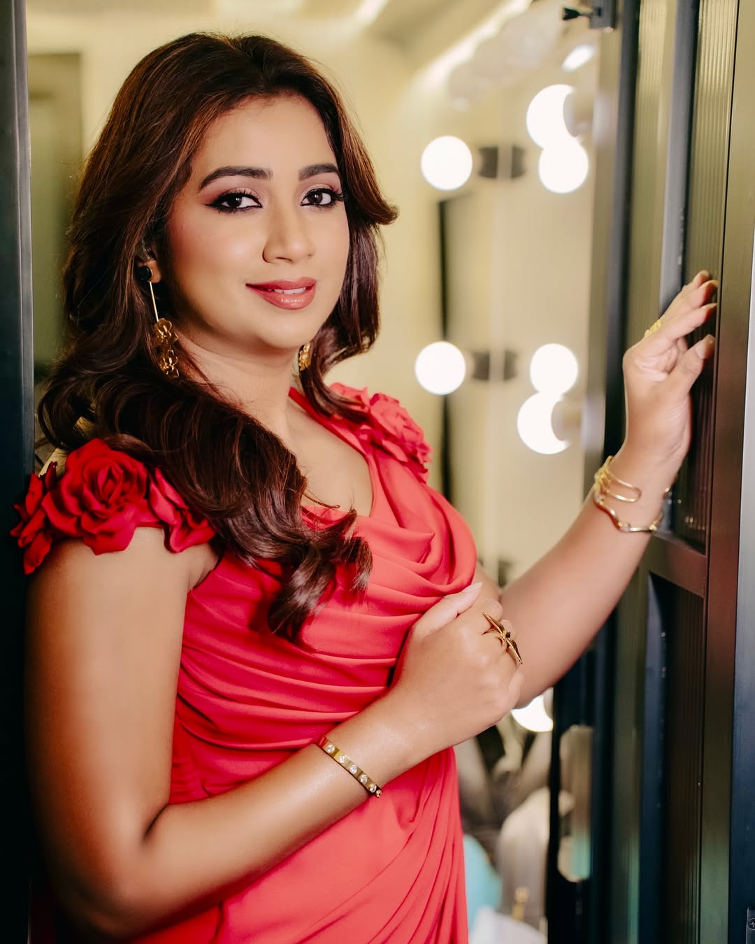 Singer Shreya Ghoshal Looks Stunning in Red Gown - Filmibeat