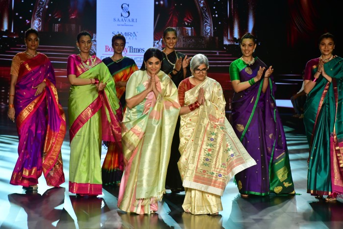 Sonali Kulkarni Shines Bright As Showstopper For Sayali Rajadhyaksha At ...