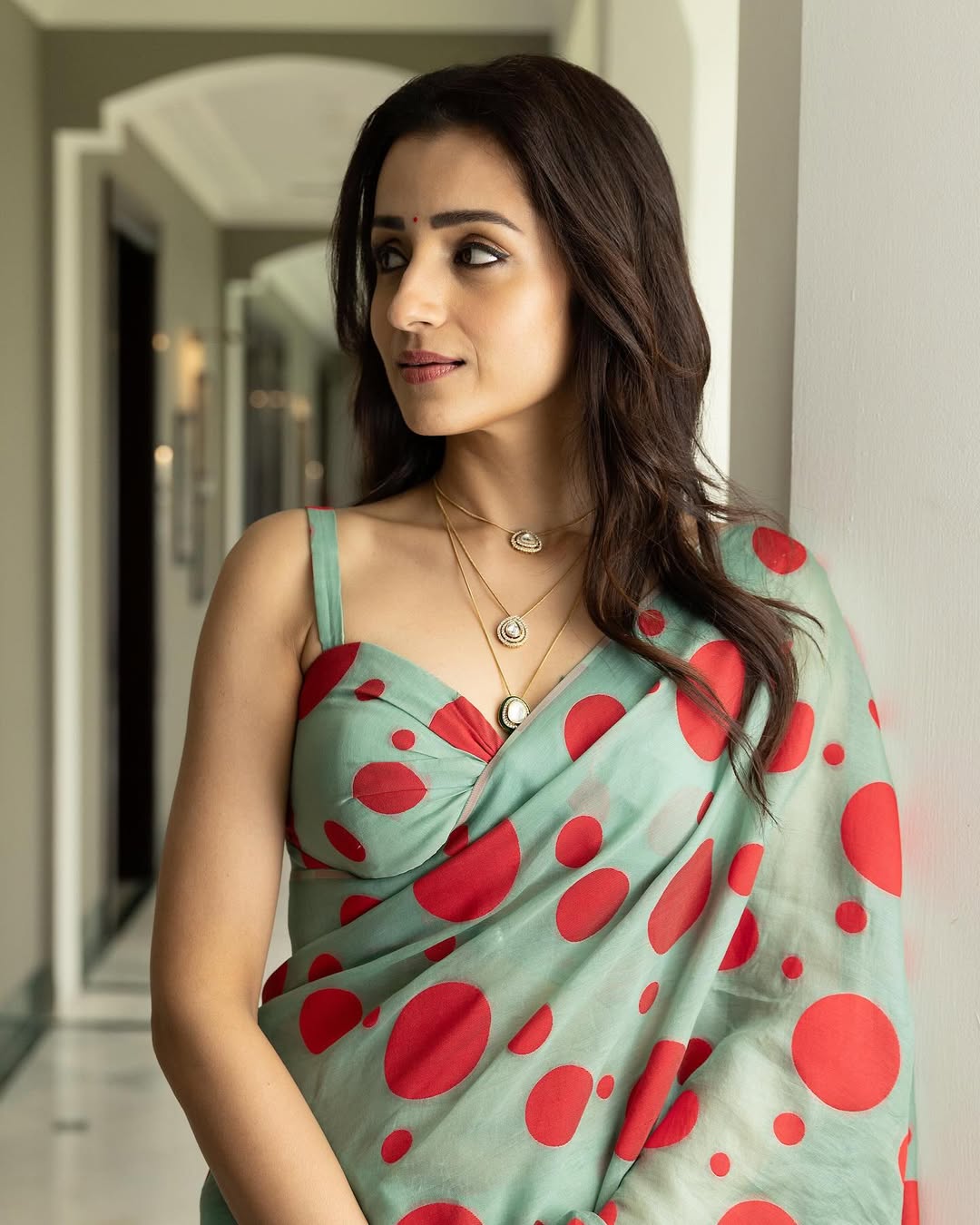 Trisha: சேலையில் வீடு கட்டும் சுகர் பேபி த்ரிஷா.. மாராப்புக்கு தனி ...