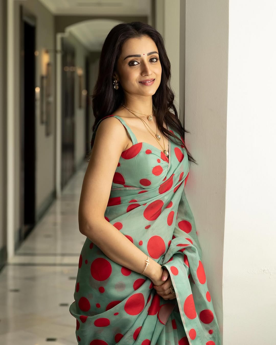 Trisha: சேலையில் வீடு கட்டும் சுகர் பேபி த்ரிஷா.. மாராப்புக்கு தனி ...