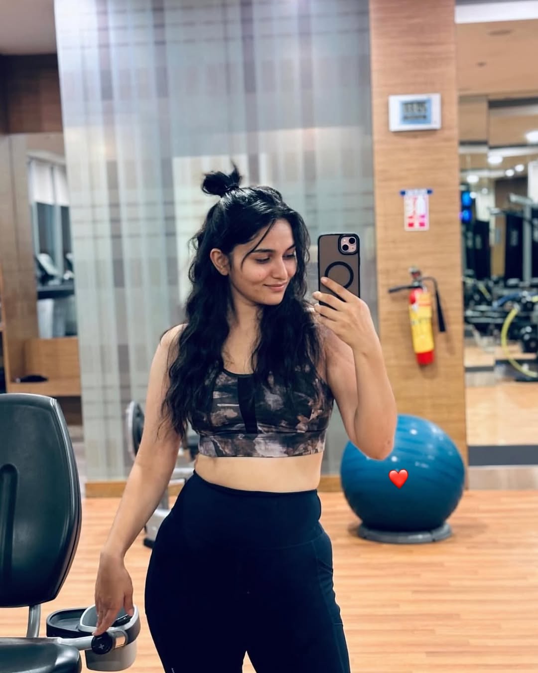 Kayadu Lohar: இது நல்லா இருக்கே.. குட்டி தொப்பையைக் குறைக்க கயாடு லோஹர் ...