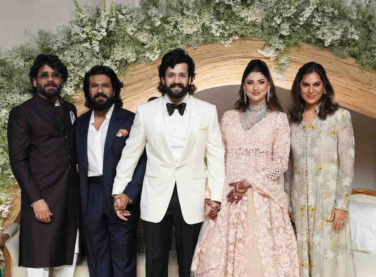 Akhil Akkineni Reception Photos: అఖిల్ అక్కినేని మ్యారేజ్ ఫోటోలు: మహేష్ ...