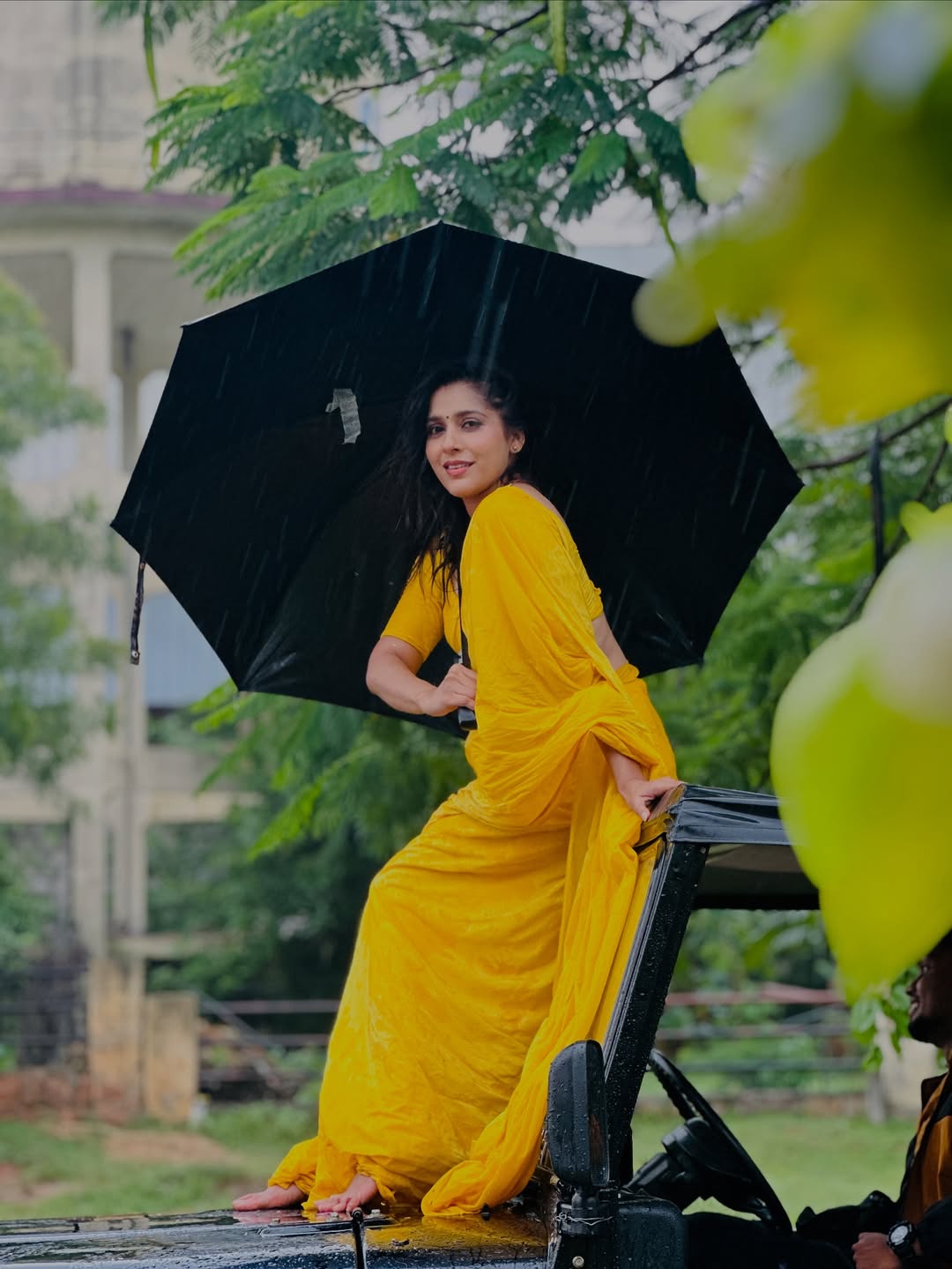 చీరకట్టులో మెరిసిన రష్మీ గౌతమ్.. వర్షంలో స్టార్ యాంకర్ చిలిపి ఫోజులు | Jabardasth Anchor Rashmi ...