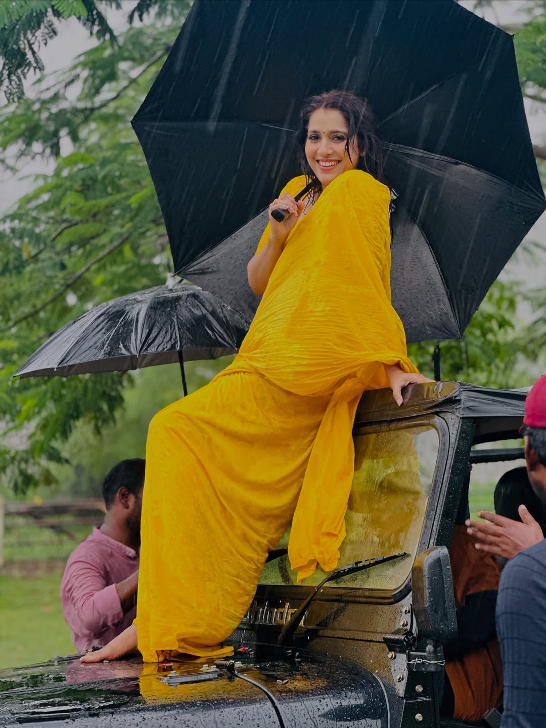 చీరకట్టులో మెరిసిన రష్మీ గౌతమ్.. వర్షంలో స్టార్ యాంకర్ చిలిపి ఫోజులు | Jabardasth Anchor Rashmi ...