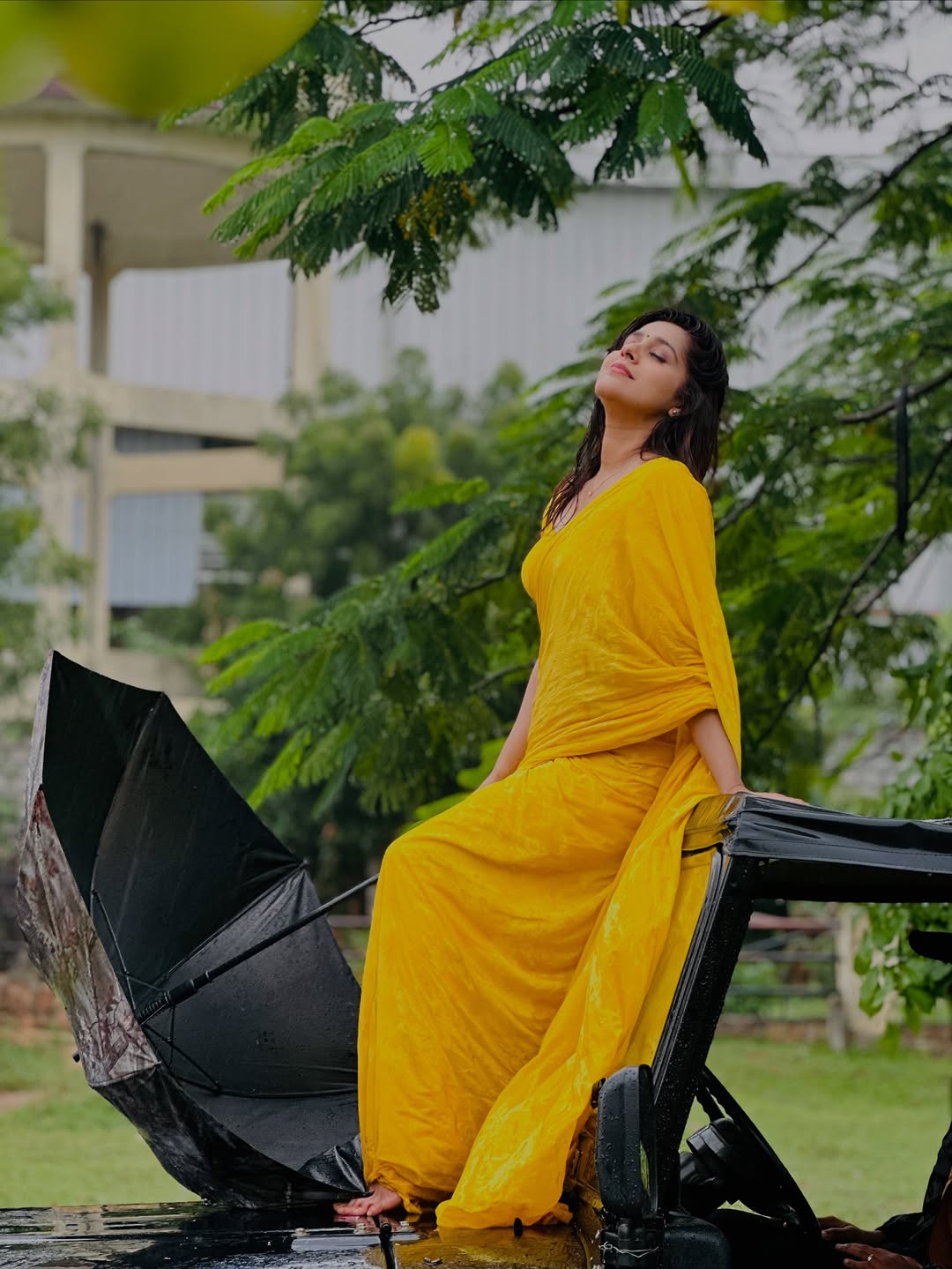 చీరకట్టులో మెరిసిన రష్మీ గౌతమ్.. వర్షంలో స్టార్ యాంకర్ చిలిపి ఫోజులు | Jabardasth Anchor Rashmi ...