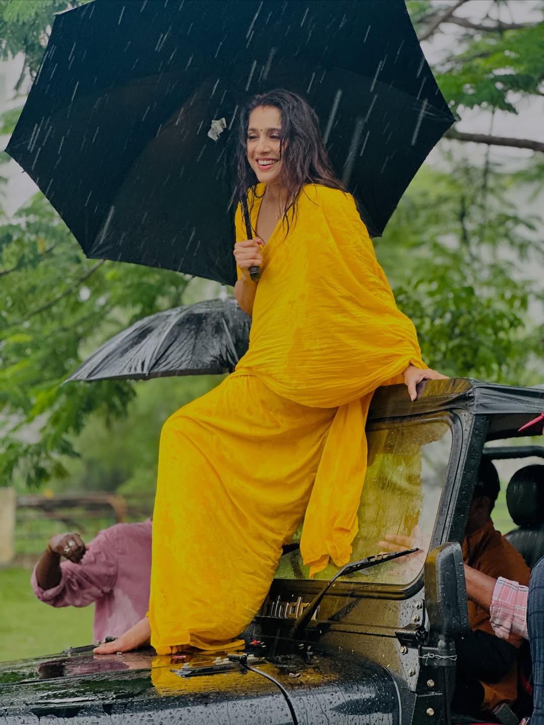 చీరకట్టులో మెరిసిన రష్మీ గౌతమ్.. వర్షంలో స్టార్ యాంకర్ చిలిపి ఫోజులు | Jabardasth Anchor Rashmi ...