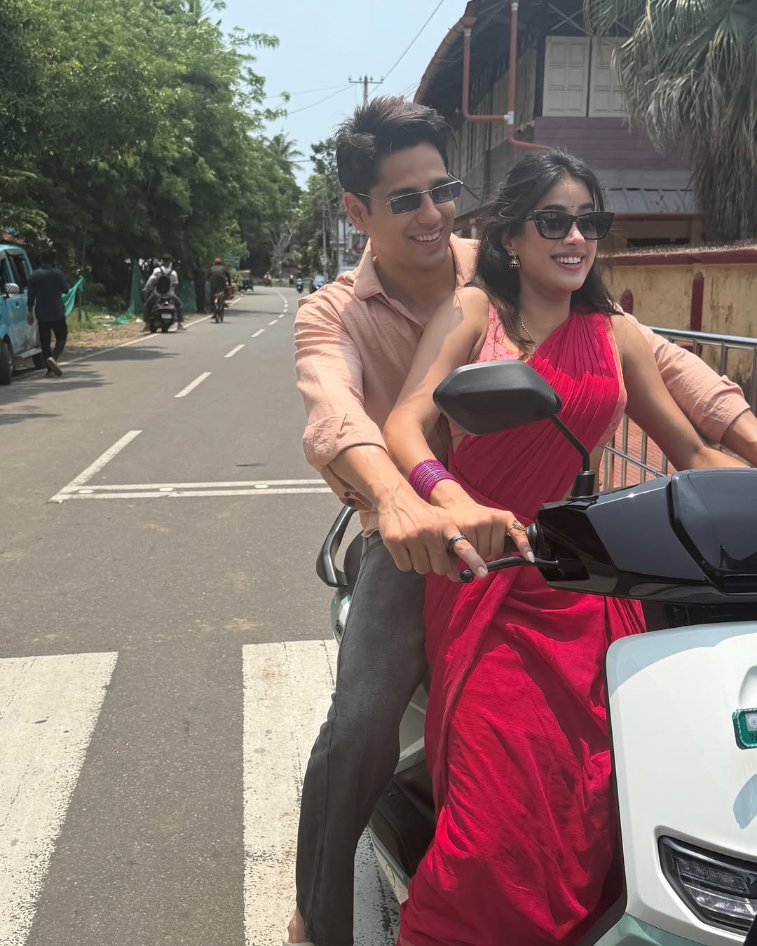 Param Sundari Bollywood Movie: Pooja, Shooting Stills, Location Photos ...