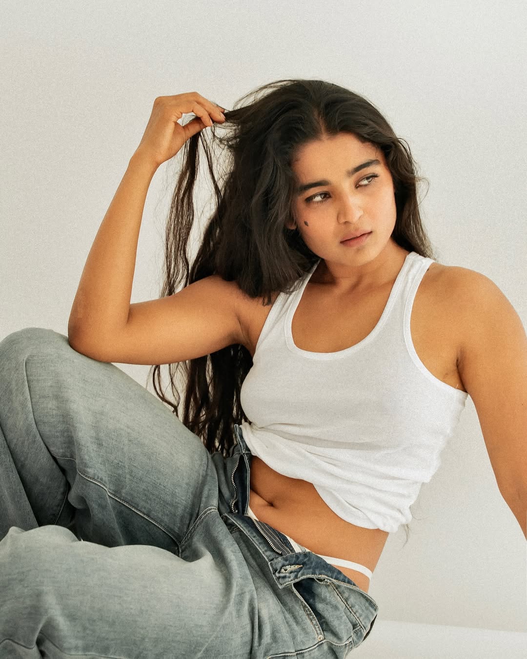 பேண்ட் ஜிப்பைக் கழட்டி விட்டுட்டு.. உள்ளாடை தெரியுற மாதிரி போஸ் கொடுத்த 3 BHK சைத்ரா! | Actress ...