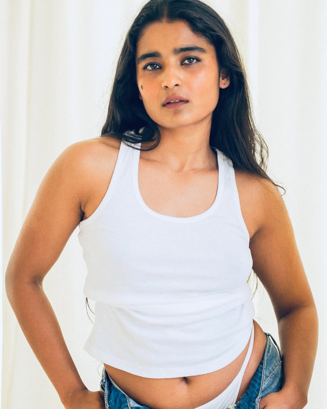 பேண்ட் ஜிப்பைக் கழட்டி விட்டுட்டு.. உள்ளாடை தெரியுற மாதிரி போஸ் கொடுத்த 3 BHK சைத்ரா! | Actress ...