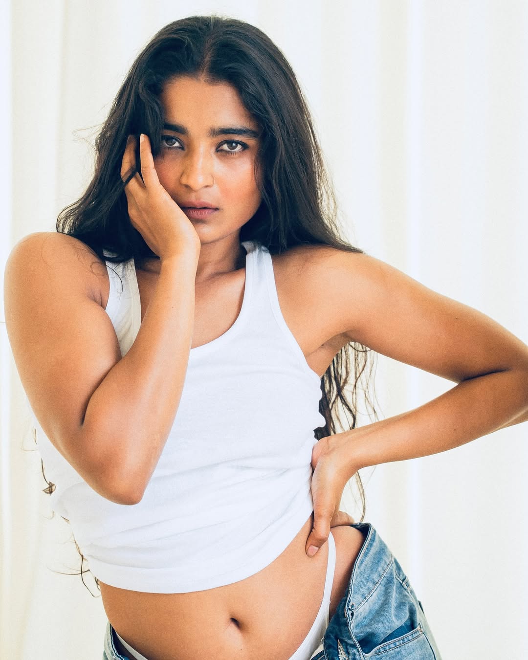 பேண்ட் ஜிப்பைக் கழட்டி விட்டுட்டு.. உள்ளாடை தெரியுற மாதிரி போஸ் கொடுத்த 3 BHK சைத்ரா! | Actress ...