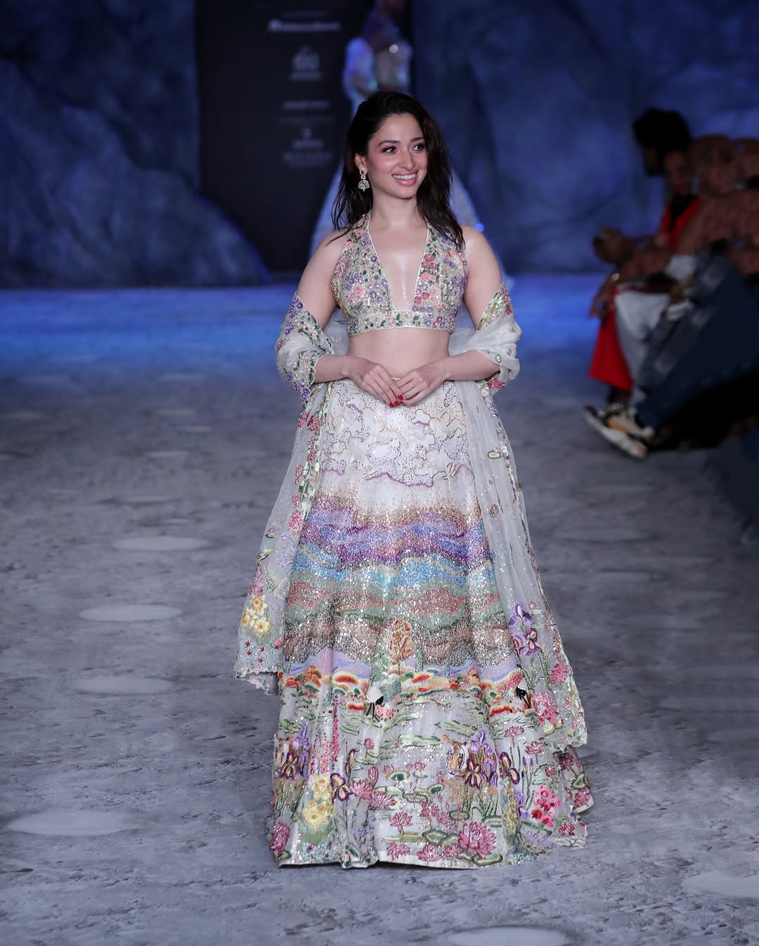 Tamannaah Bhatia: ஃபேஷன் ஷோவில் பேரழியாக மாறி நிற்கும் தமன்னா ...
