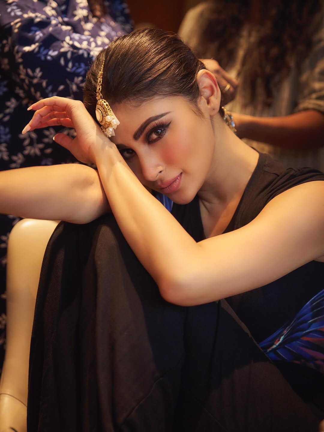 బ్యూటీఫుల్ లుక్ తో కట్టిపడేస్తున్న మౌనీరాయ్.. నాగినీ భామ లేటెస్ట్ ...
