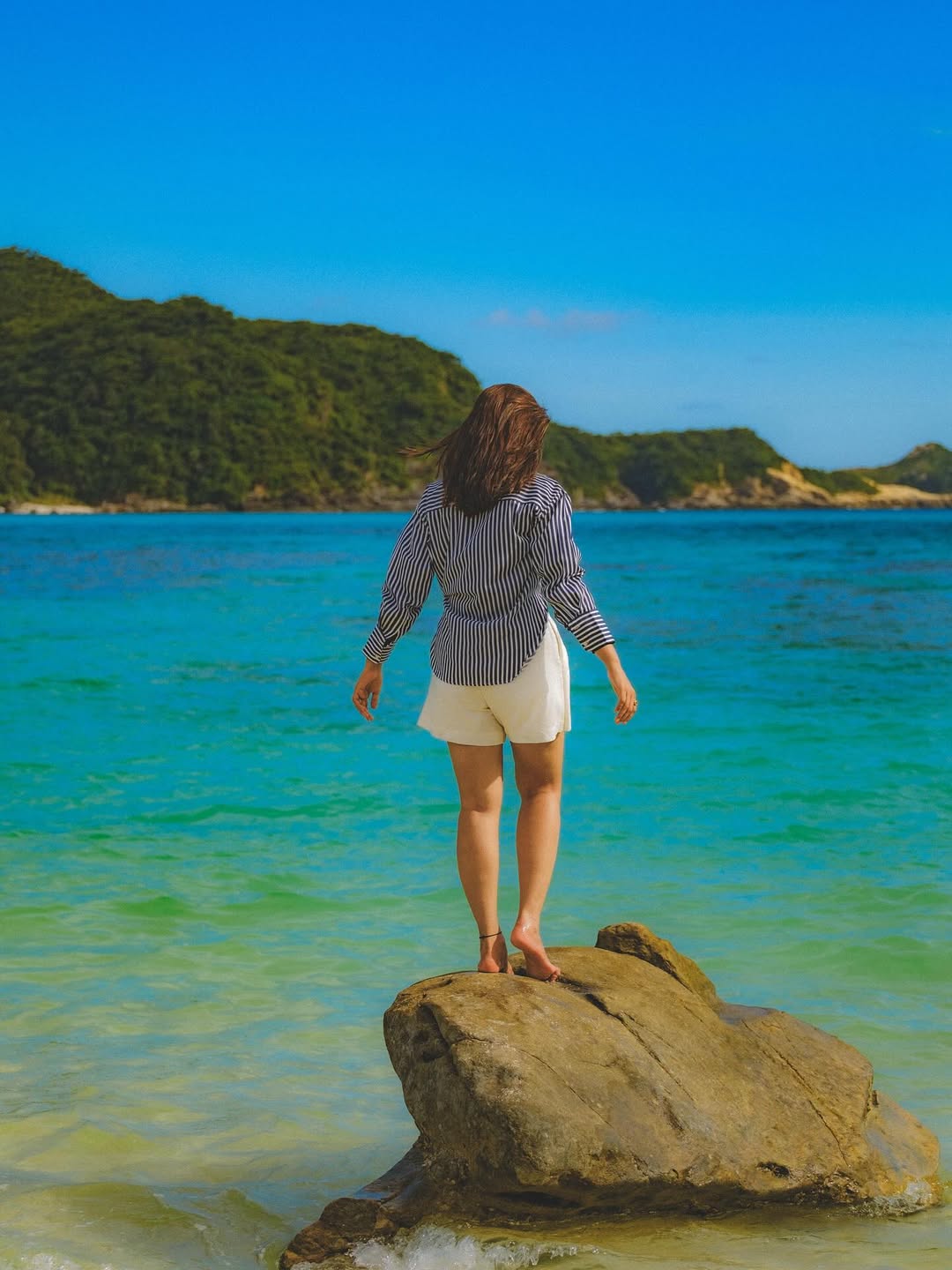 బీచ్ లో మీనాక్షి చౌదరి రచ్చ.. ఆ దేశంలో ఏం చేస్తుందబ్బా! | Actress Meenakshi Chaudhary Shared Her ...