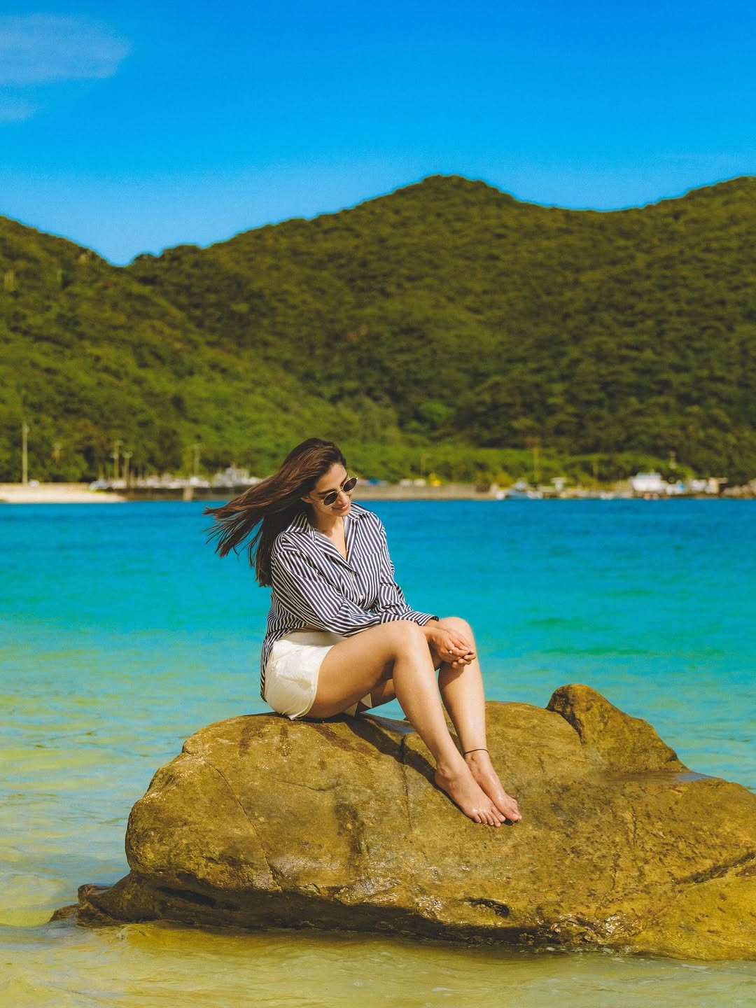 బీచ్ లో మీనాక్షి చౌదరి రచ్చ.. ఆ దేశంలో ఏం చేస్తుందబ్బా! | Actress Meenakshi Chaudhary Shared Her ...