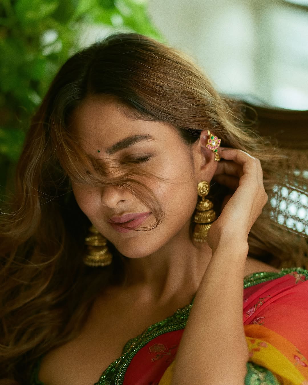 Mrunal Thakur: தாவணியில் மயக்கும் தேவதை.. மிருணாள் தாக்கூரின் கொஞ்சம் ...