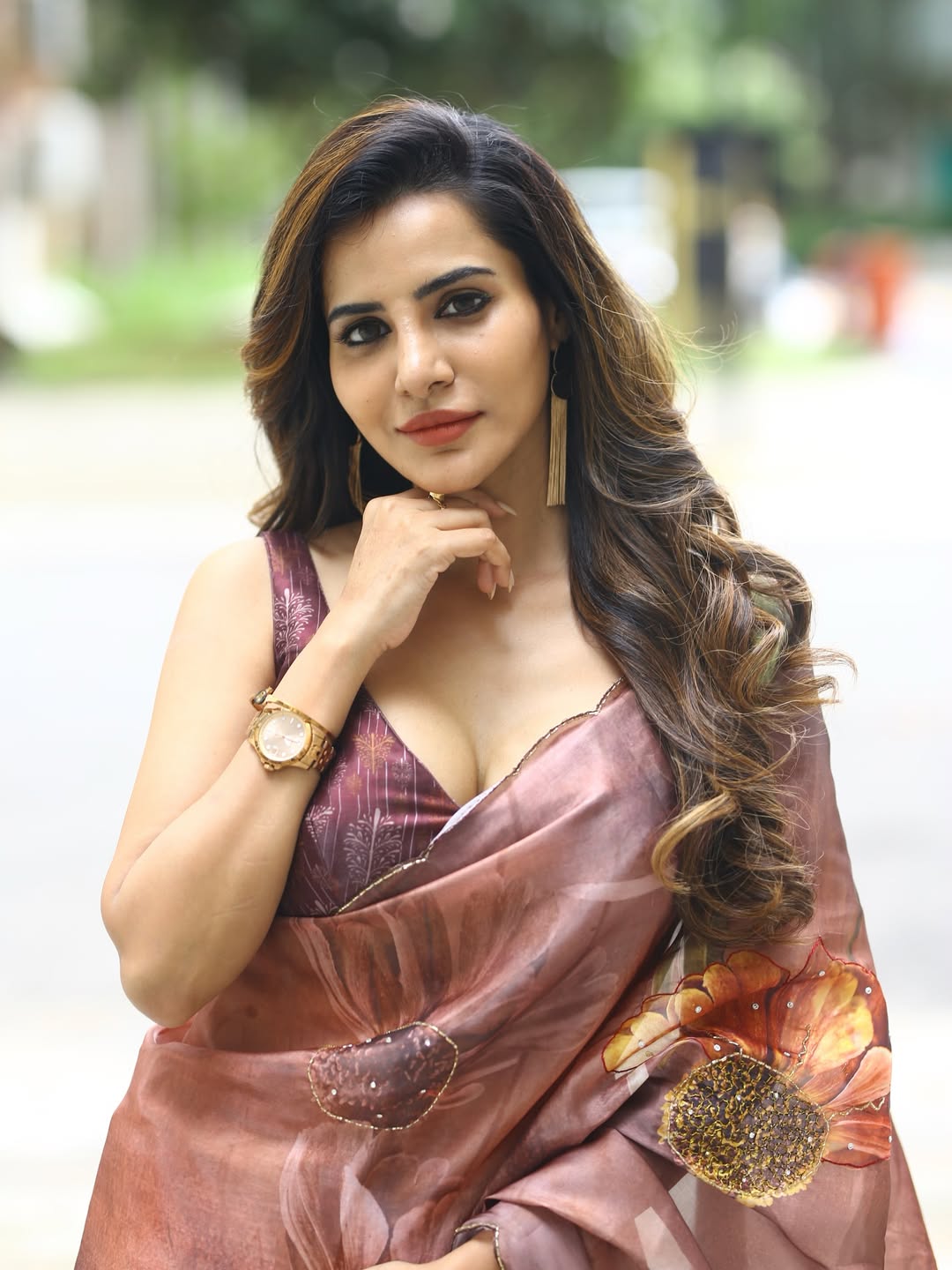 Ashu Reddy Turns Saree into a Bold Fashion Statement | Timeless Glamour ...