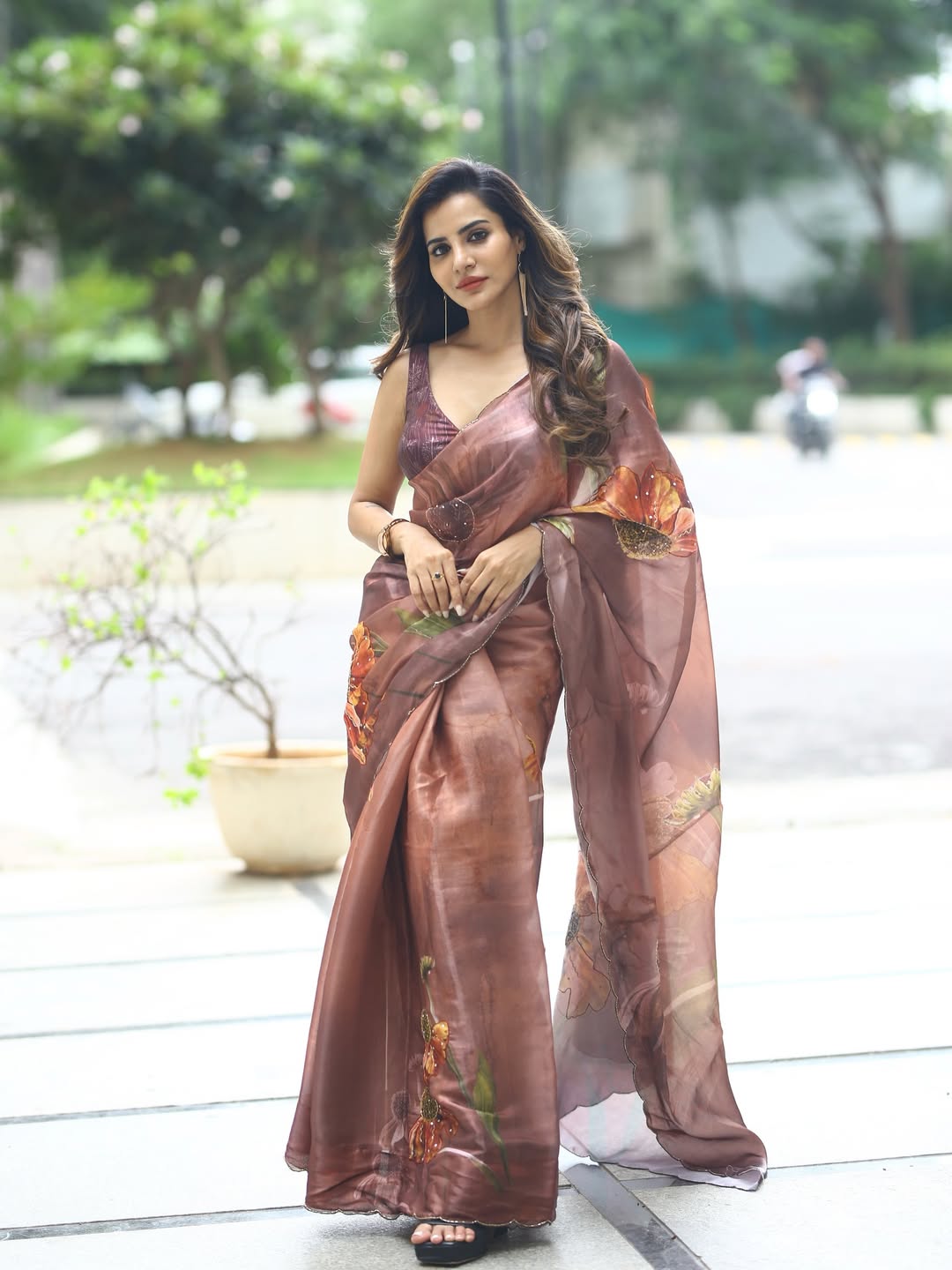 Ashu Reddy Turns Saree into a Bold Fashion Statement | Timeless Glamour ...