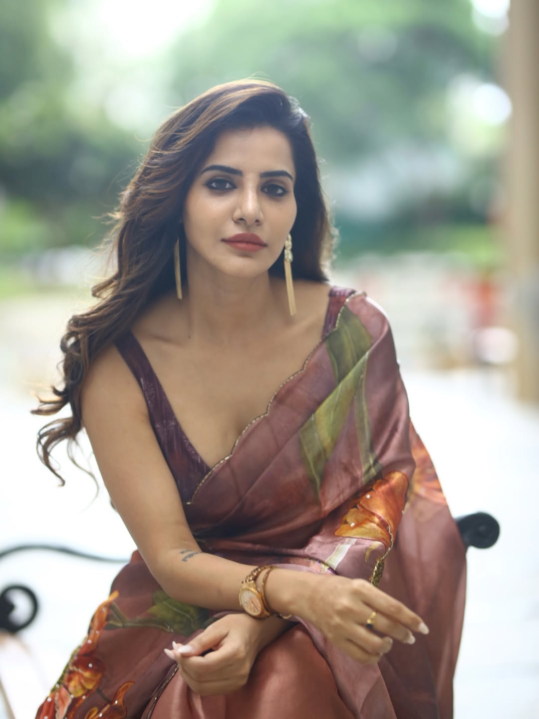 Ashu Reddy Turns Saree into a Bold Fashion Statement | Timeless Glamour ...