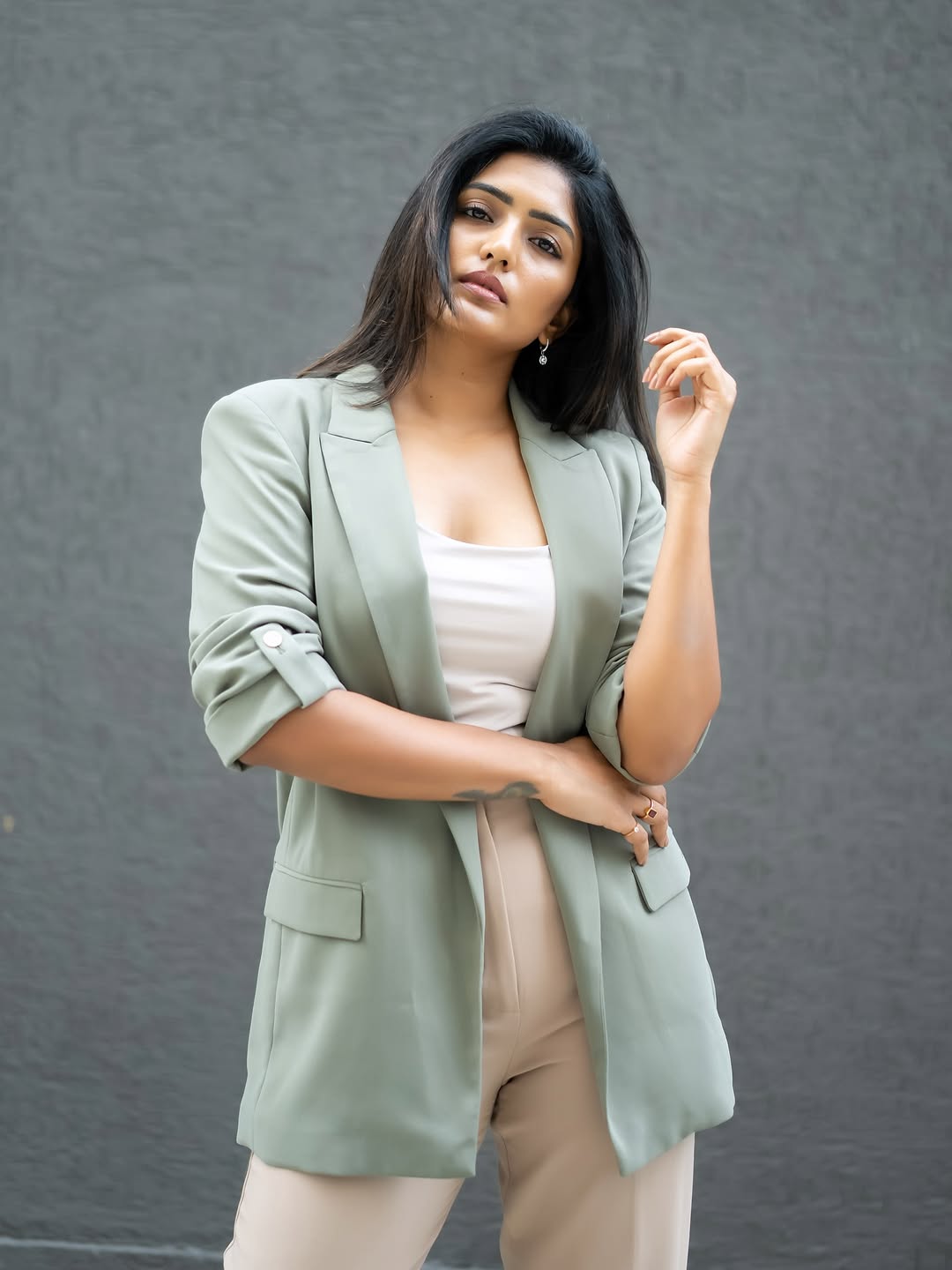 దొరసానిలా ముస్తాబైన ఈషా రెబ్బా.. అలా చేతులు మడత పెడుతూ వార్నింగ్ ...