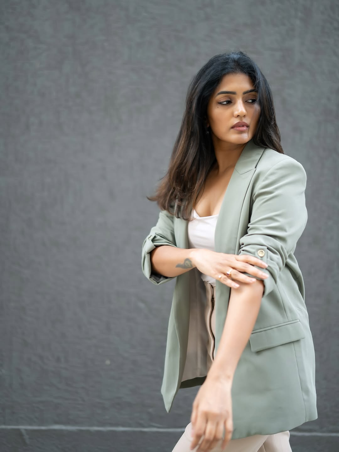 దొరసానిలా ముస్తాబైన ఈషా రెబ్బా.. అలా చేతులు మడత పెడుతూ వార్నింగ్ ...