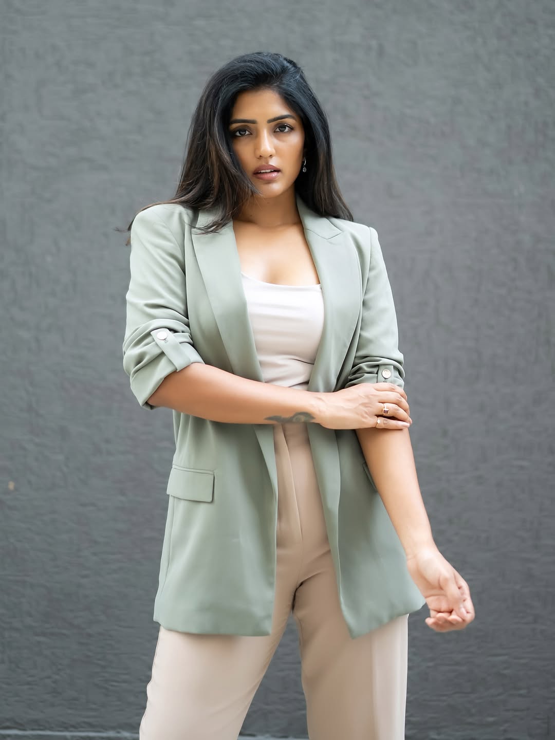 దొరసానిలా ముస్తాబైన ఈషా రెబ్బా.. అలా చేతులు మడత పెడుతూ వార్నింగ్ ...