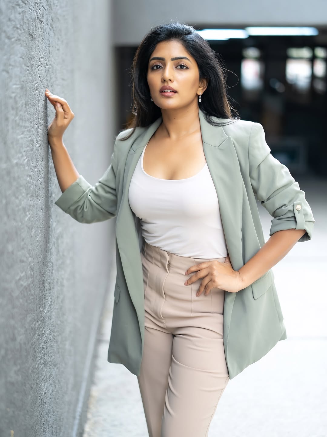 దొరసానిలా ముస్తాబైన ఈషా రెబ్బా.. అలా చేతులు మడత పెడుతూ వార్నింగ్ ...