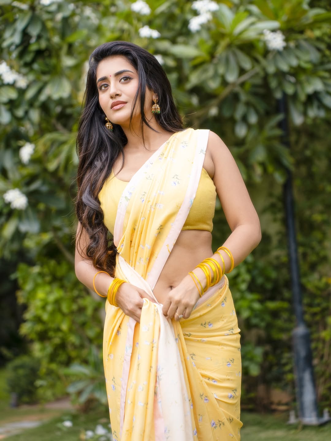 పూల చీరలో రాశీ సింగ్ లేత అందాలు.. అలా వయ్యారాలు ఒలకబోస్తూ గ్లామర్ షో ...