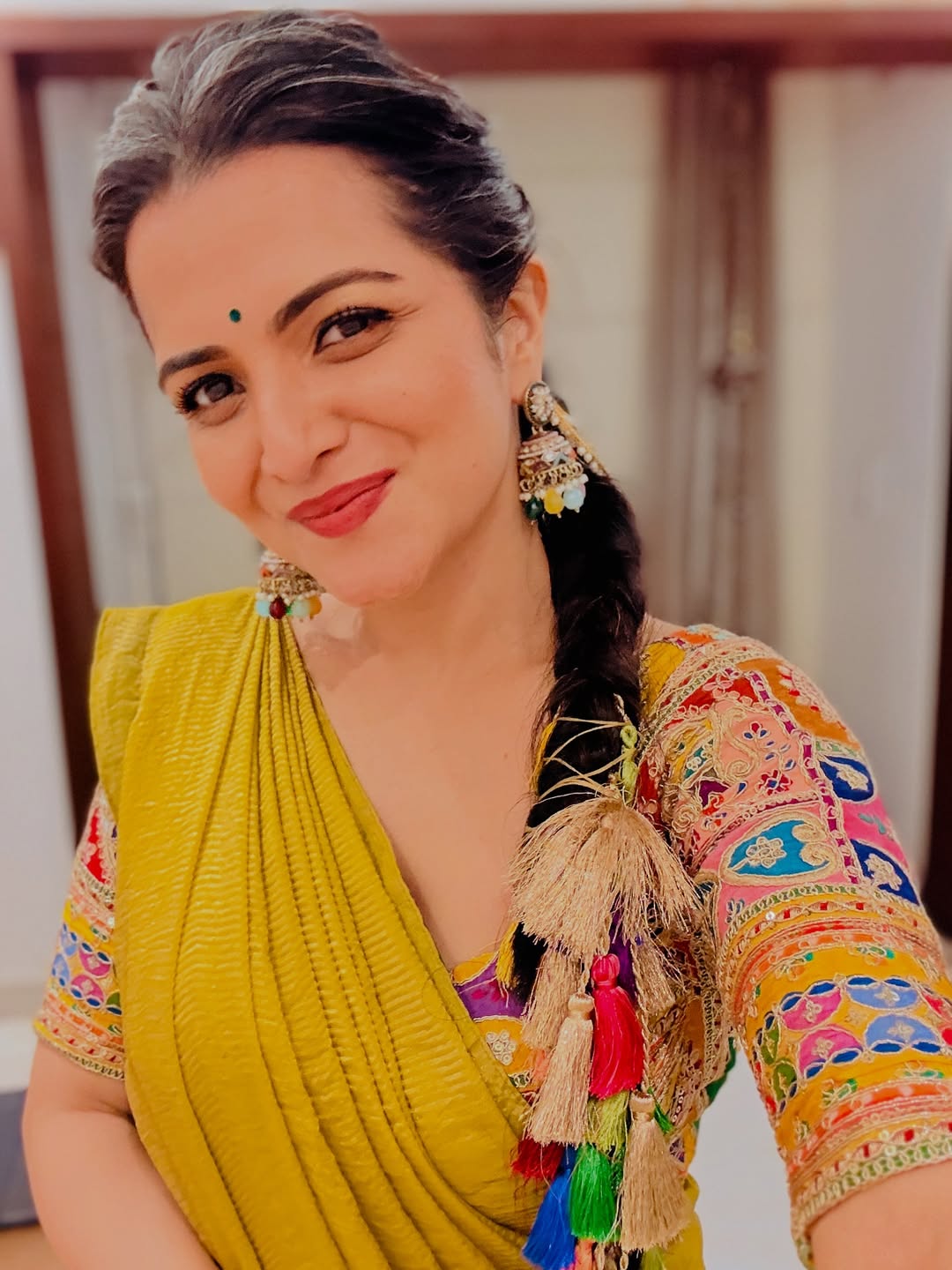 DD Neelakandan: மங்களகரமா மஞ்சள் புடவையில் போட்டோக்களை இறக்கிய டிடி ...