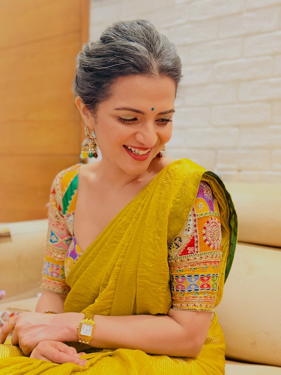 DD Neelakandan: மங்களகரமா மஞ்சள் புடவையில் போட்டோக்களை இறக்கிய டிடி ...