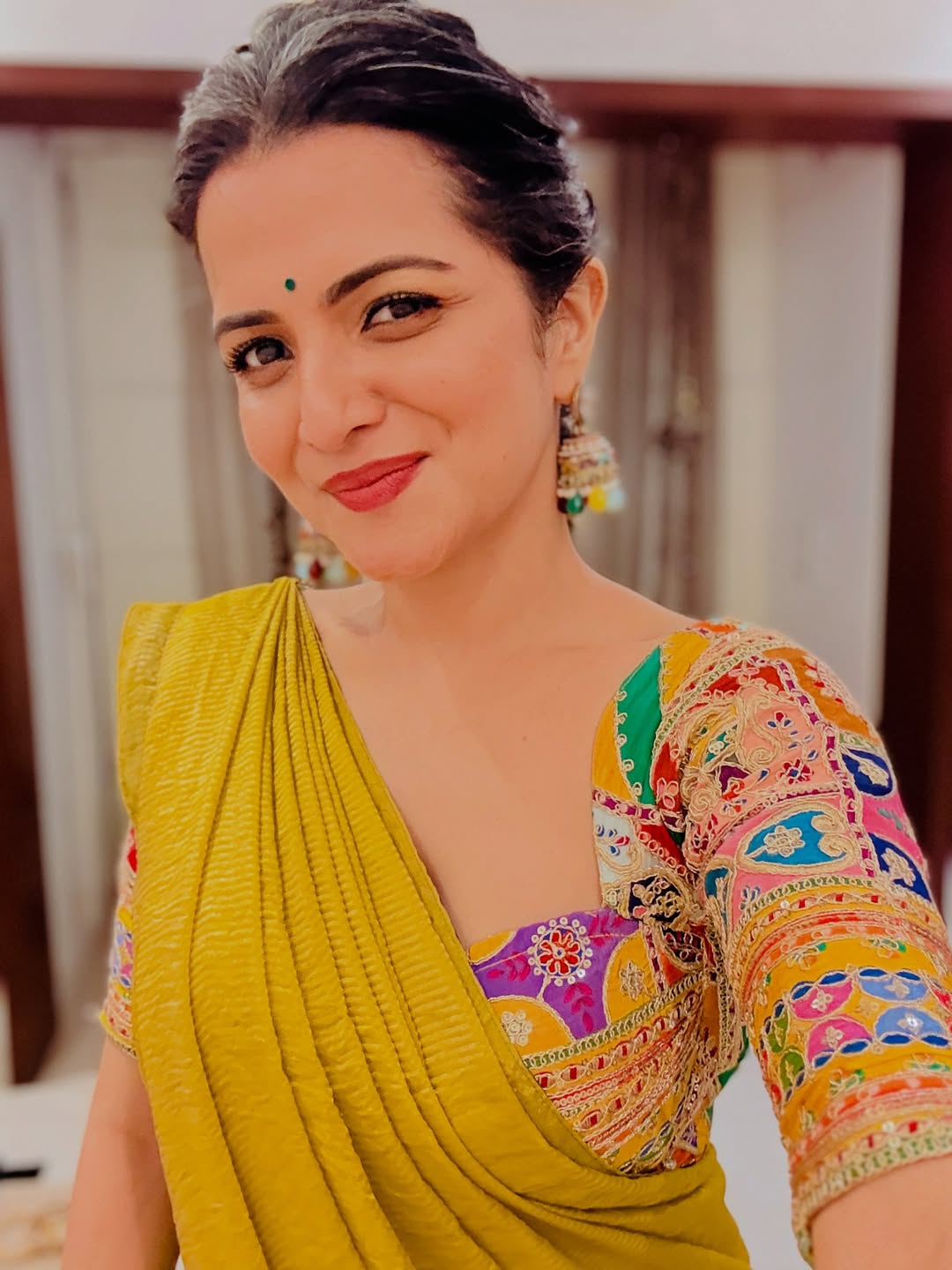 DD Neelakandan: மங்களகரமா மஞ்சள் புடவையில் போட்டோக்களை இறக்கிய டிடி ...