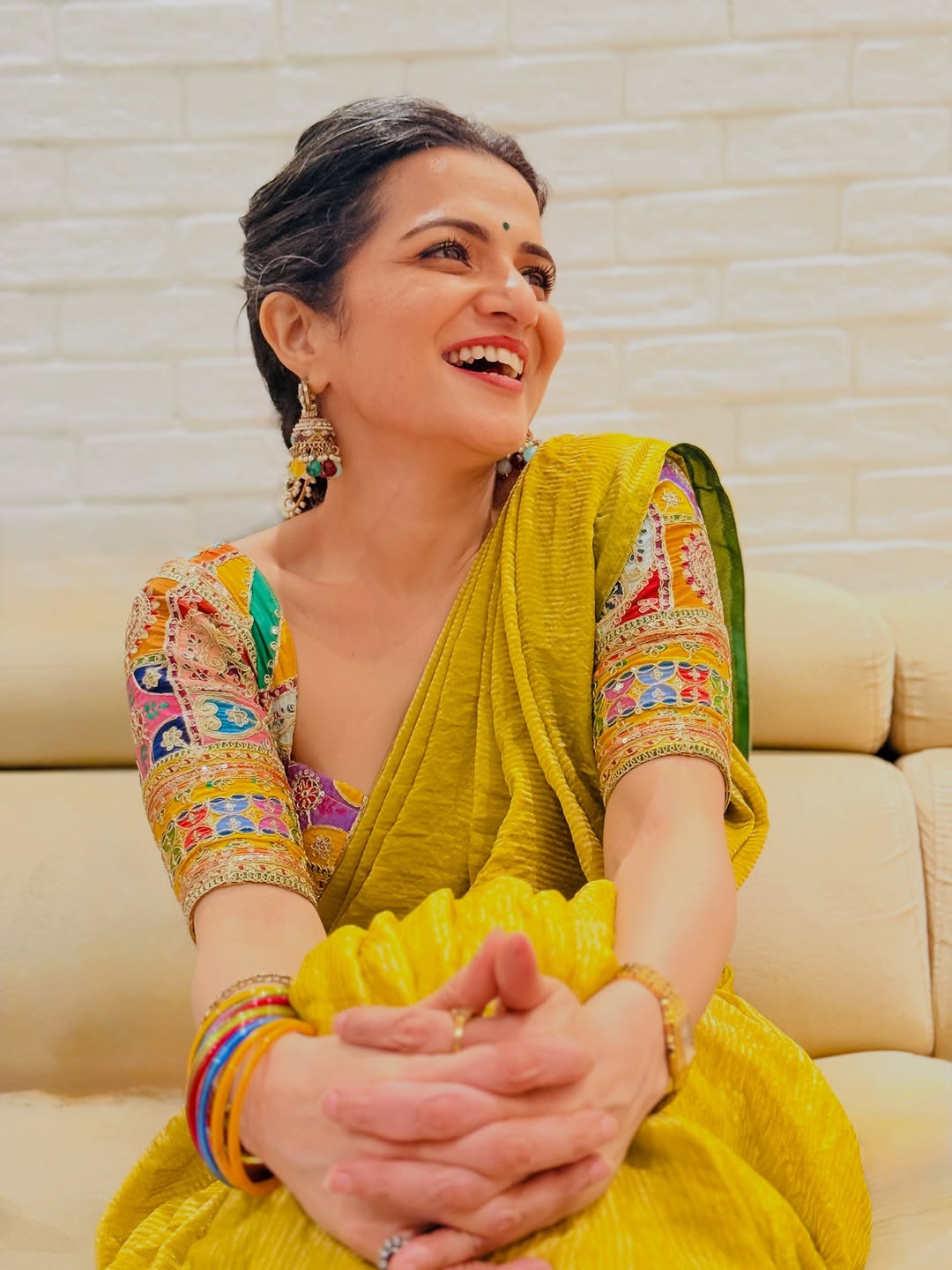 DD Neelakandan: மங்களகரமா மஞ்சள் புடவையில் போட்டோக்களை இறக்கிய டிடி ...