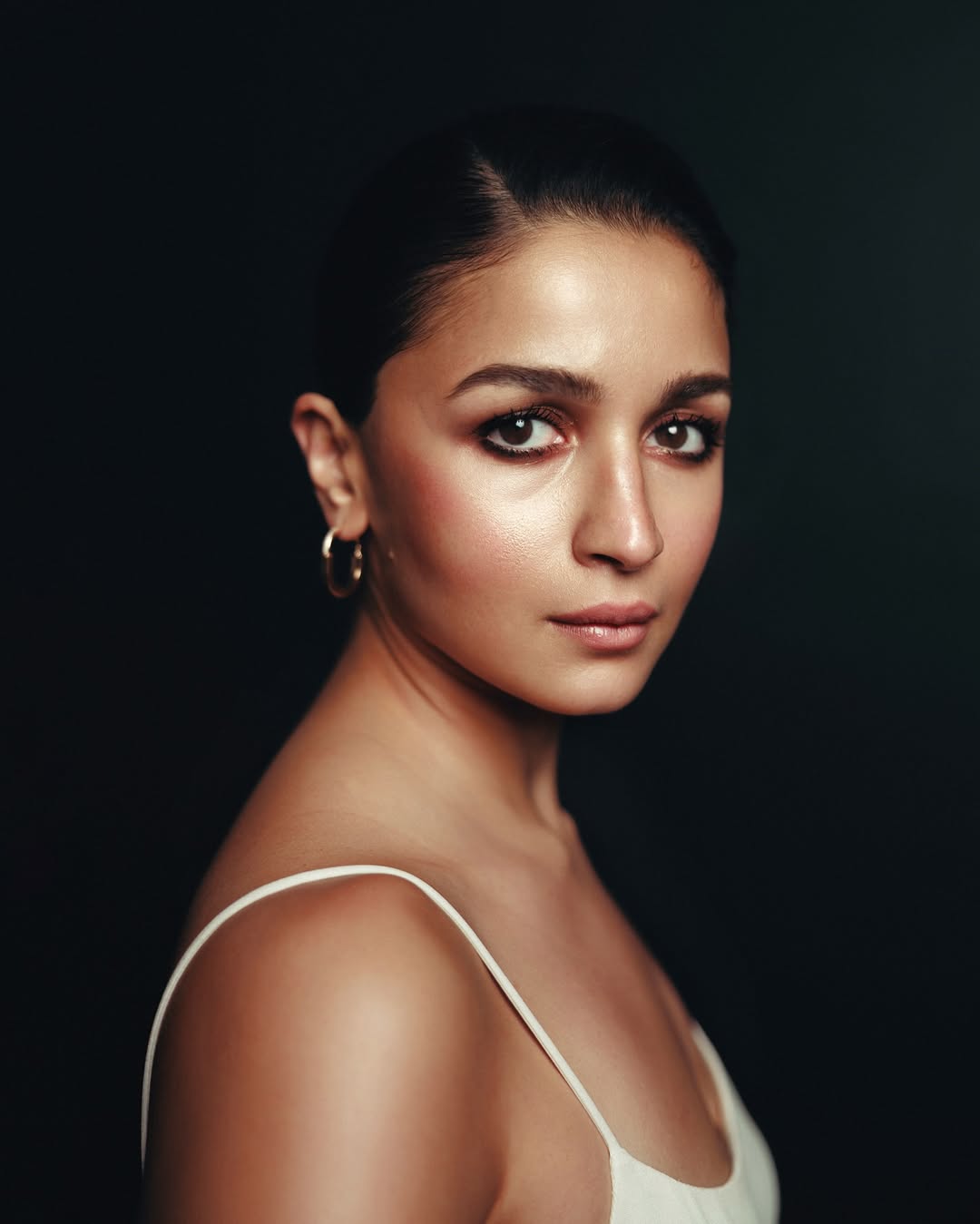 Alia Bhatt: தீபிகா படுகோனையே ஸ்டன்னாக்கிய ஆலியா பட்டின் கிளாமர் போட்டோஸ்.. தரமா இருக்கு பாஸ் ...