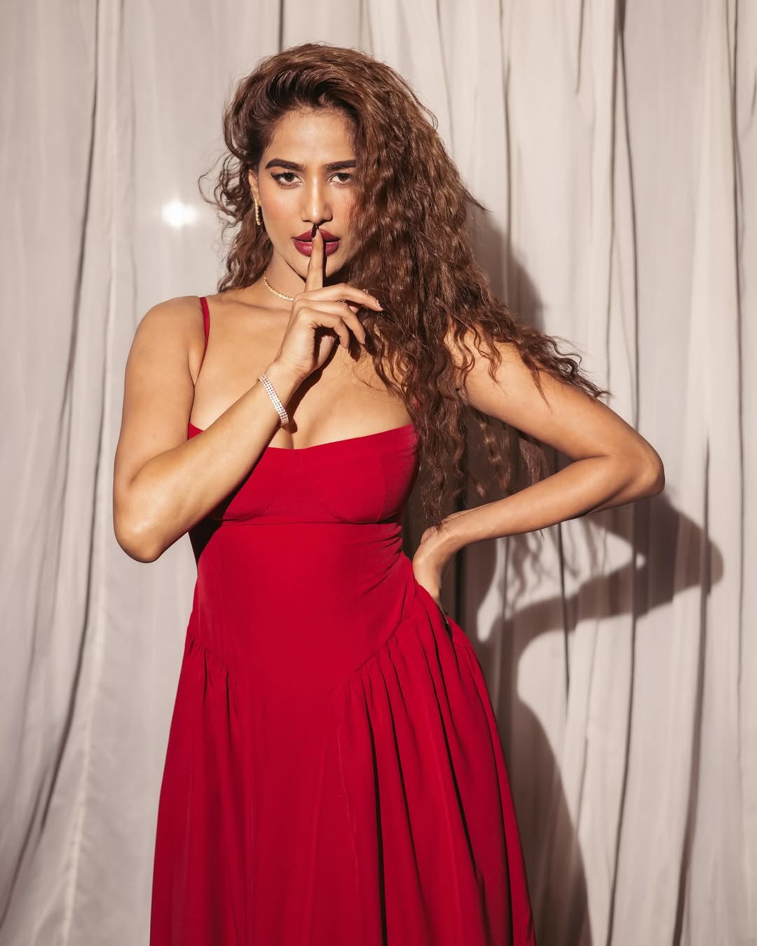 Poonam Pandey: மோனிகா காஸ்ட்யூம்.. கிளாமரில் செஞ்சுரி அடிக்கும் பூனம் ...