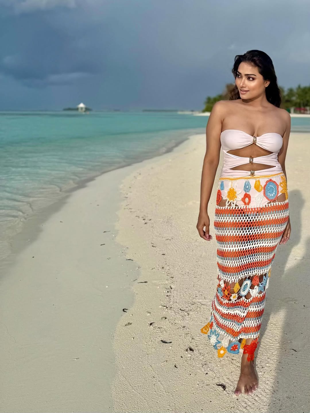 Aishwarya Devan’s Bold Beach Photoshoot Redefines Elegance | Fearless & Fabulous: Aishwarya ...