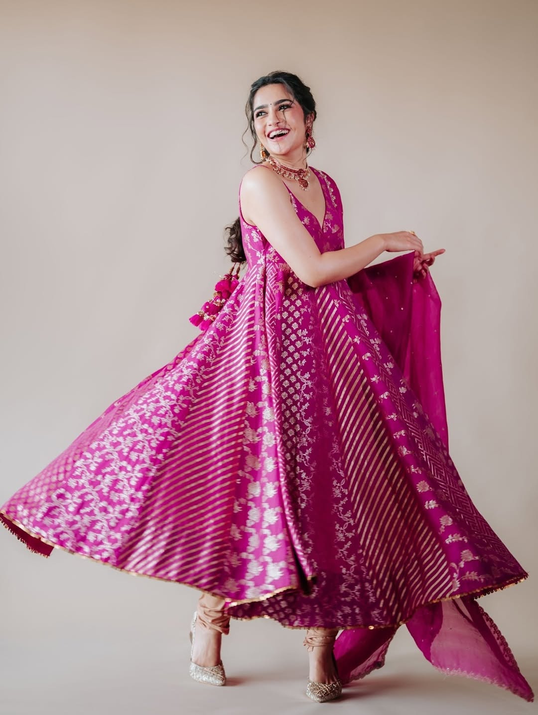 Rukmini Vasanth: క్లాస్ టచ్‌‌తో కవ్విస్తోన్న కాంతార బ్యూటీ.. ఆ నవ్వుకు ...