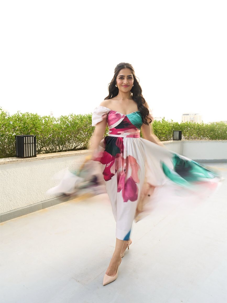 Rukmini Vasanth: క్లాస్ టచ్‌‌తో కవ్విస్తోన్న కాంతార బ్యూటీ.. ఆ నవ్వుకు ...