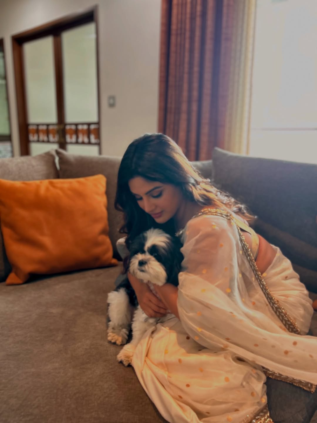 చీరలో అఖండ 2 బ్యూటీ పరువాల విందు.. భాగ్యనగర వీధుల్లో సంయుక్త మీనన్ ...