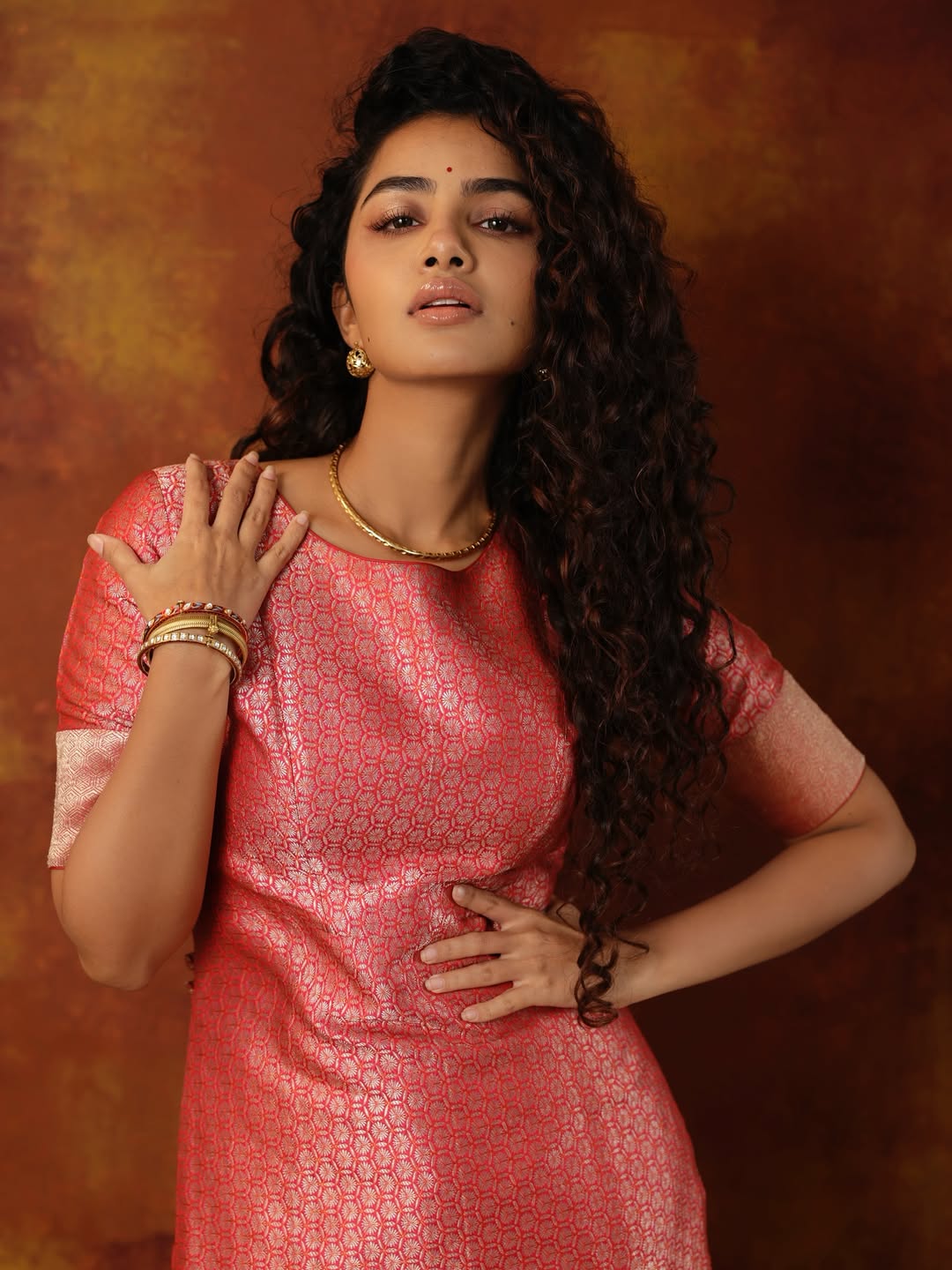 Anupama Parameswaran: இளசுகளை வசீகரிக்கும் அனுபமா பரமேஸ்வரன்.. அடடே ...