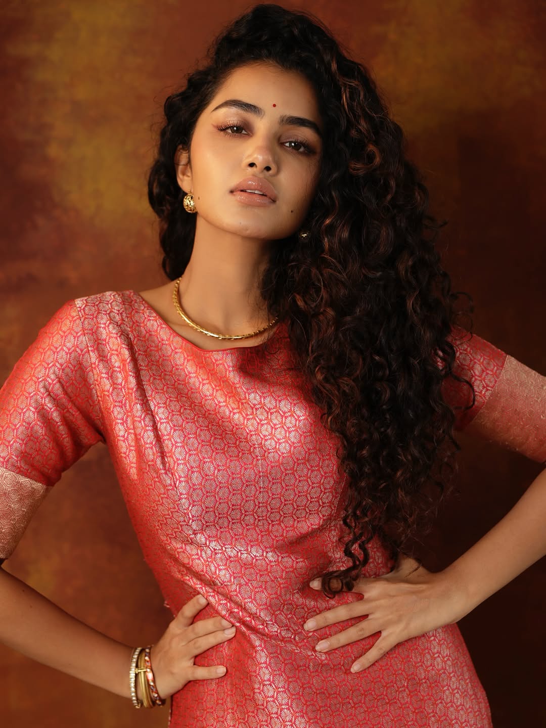Anupama Parameswaran: இளசுகளை வசீகரிக்கும் அனுபமா பரமேஸ்வரன்.. அடடே ...