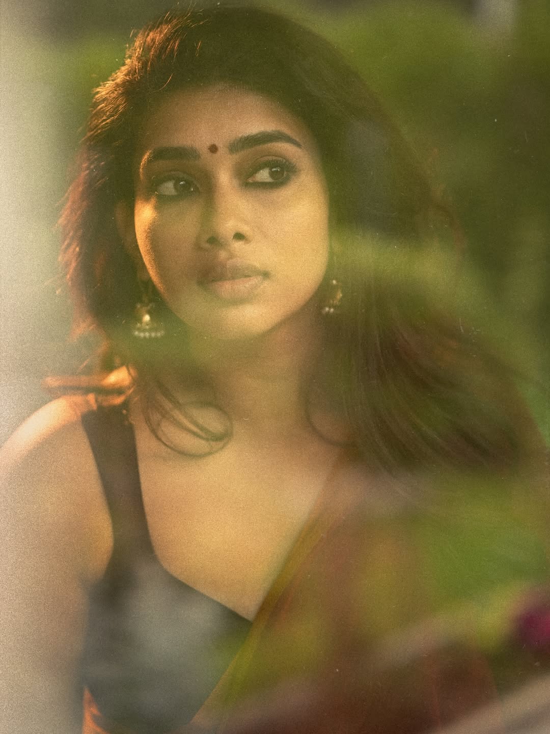 Dushara Vijayan: பார்வையிலேயே கிறங்க வைக்கும் பேரழகி துஷாரா விஜயன்.. சேலையில் மினுக்குறாங்களே ...