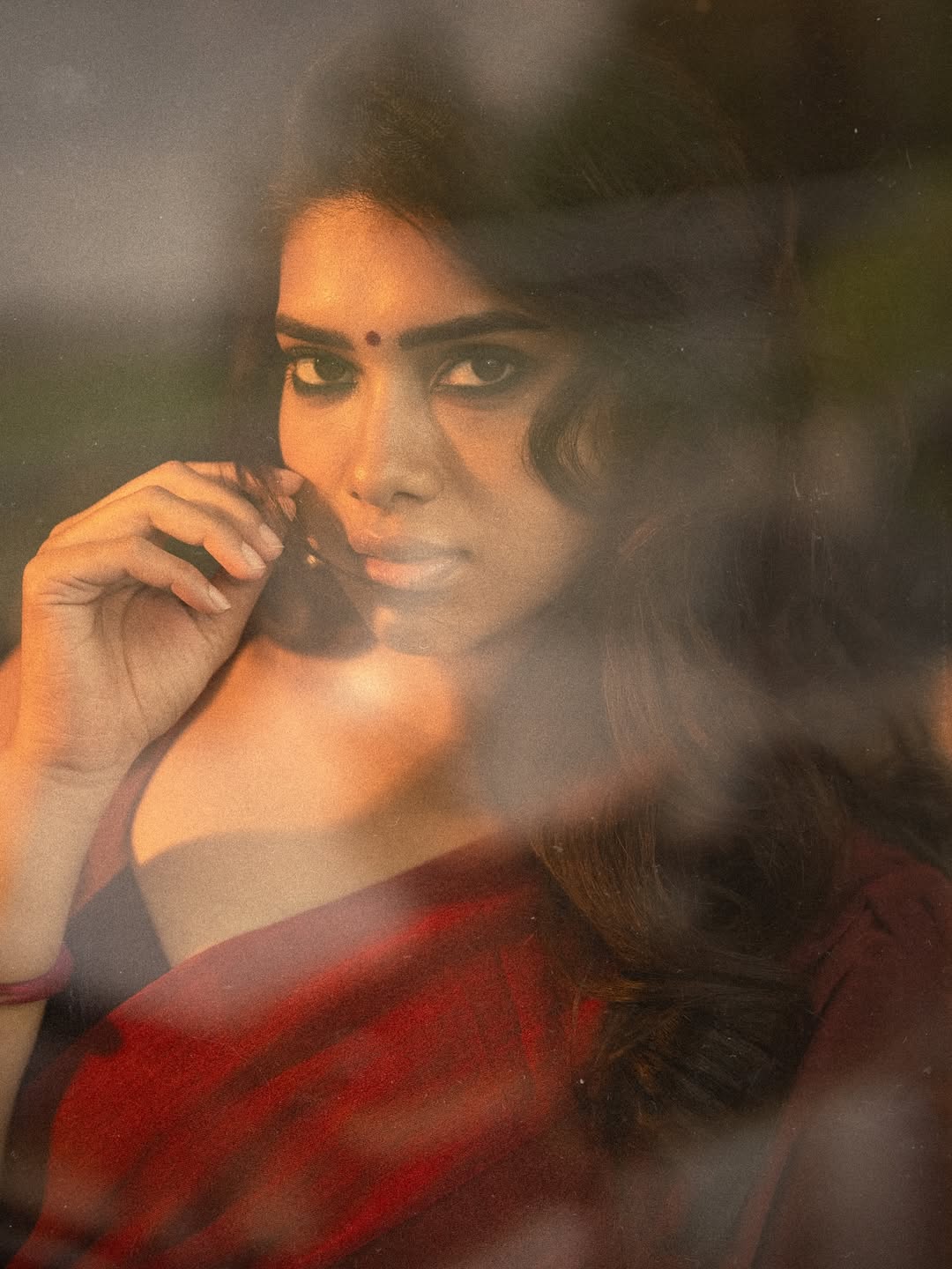 Dushara Vijayan: பார்வையிலேயே கிறங்க வைக்கும் பேரழகி துஷாரா விஜயன்.. சேலையில் மினுக்குறாங்களே ...