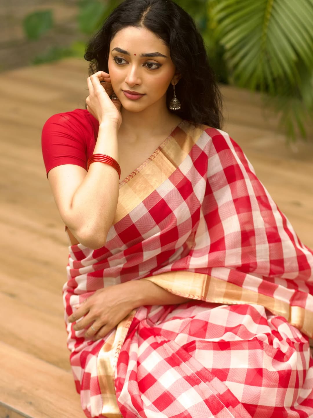 Preity Mukhundhan: காட்டன் சேலை கட்டி கலக்கலான லுக் விடும் ப்ரீத்தி ...