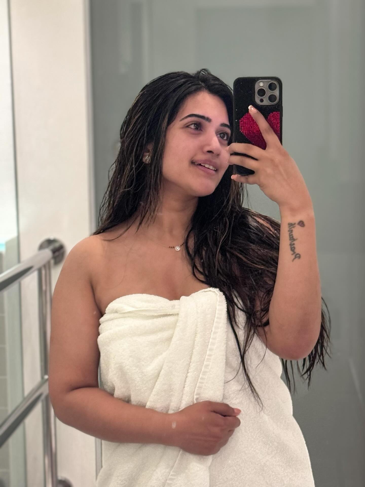 భూగోళాన్ని చుట్టేస్తోన్న యాంకరమ్మ.... గ్రీస్‌లో చక్కర్లు కొడుతోన్న స్రవంతి చొక్కారపు | Anchor ...