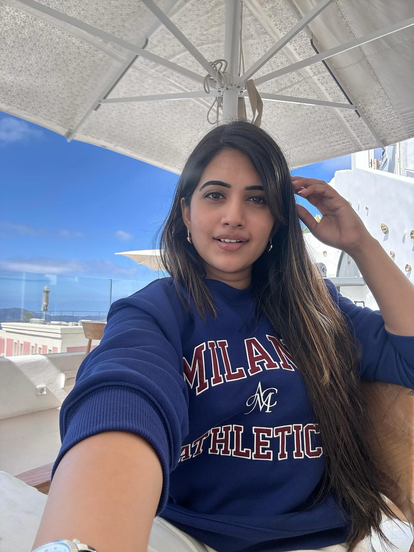 భూగోళాన్ని చుట్టేస్తోన్న యాంకరమ్మ.... గ్రీస్‌లో చక్కర్లు కొడుతోన్న ...