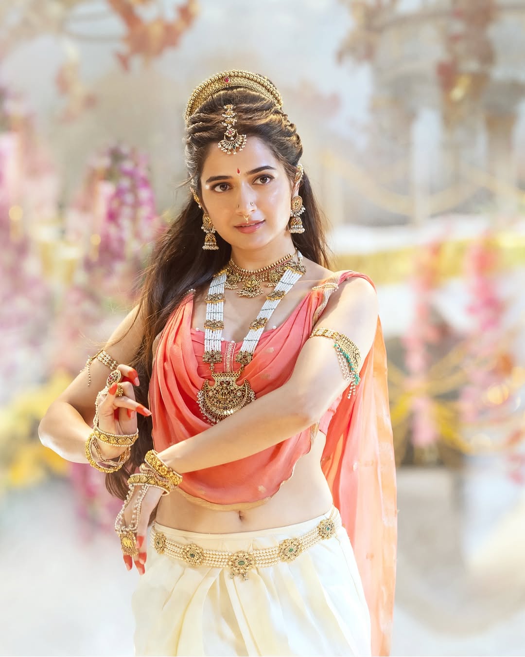 అందాల విందు చేస్తోన్న విశ్వంభర బ్యూటీ.. ఆషిక రంగనాథ్‌ గ్లామర్ ట్రీట్ ...
