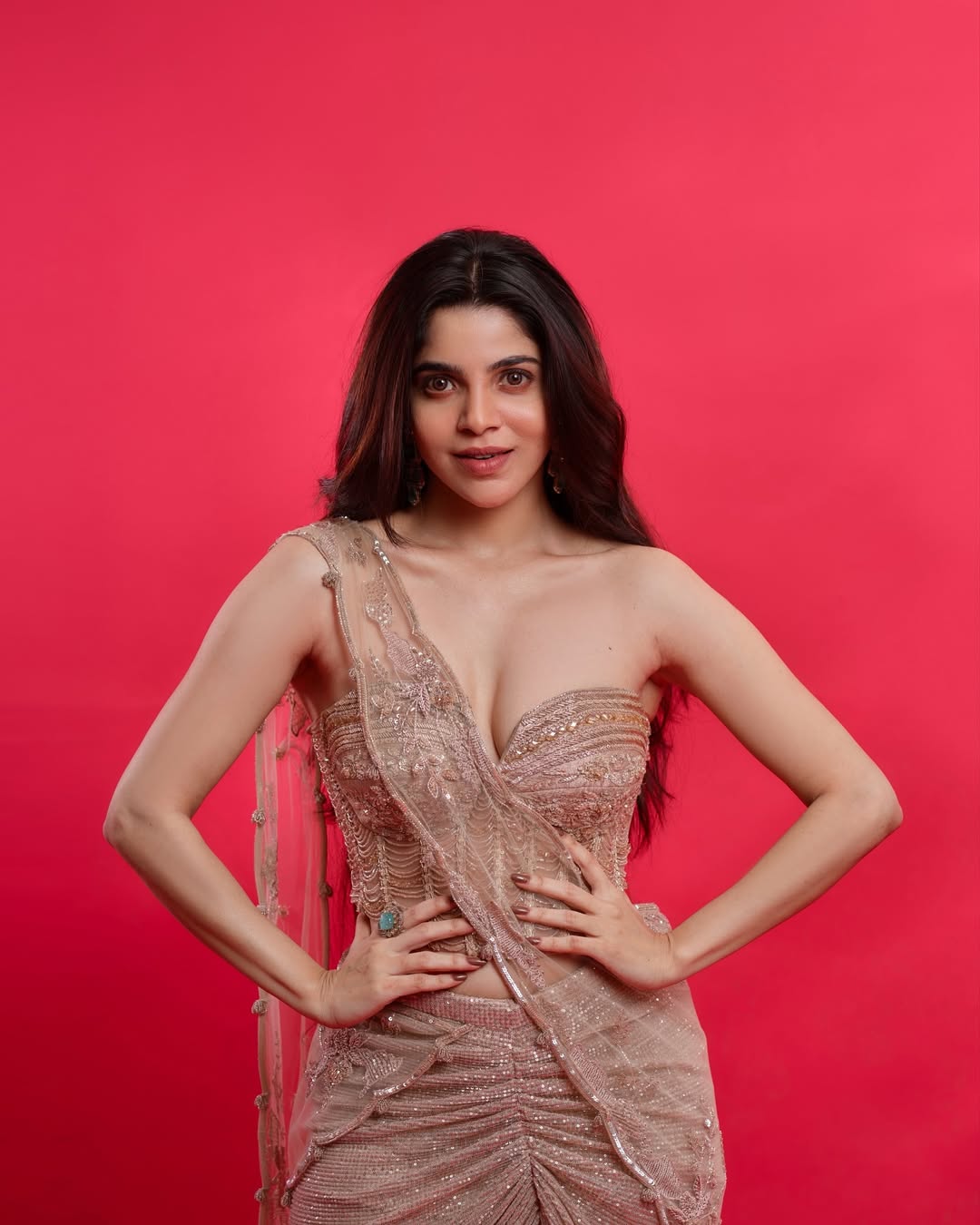 Divya Bharathi: நெஞ்சுகுழி மச்சத்தால் கிறங்கடிக்கும் திவ்யபாரதி.. ரசிகர்கள் ஓவர் ஜொள்ளு ...