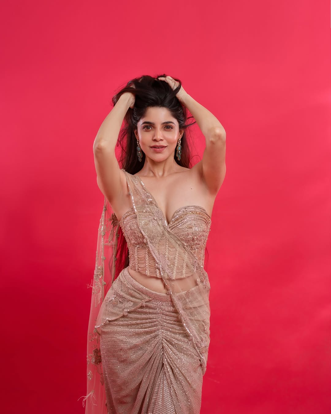 Divya Bharathi: நெஞ்சுகுழி மச்சத்தால் கிறங்கடிக்கும் திவ்யபாரதி.. ரசிகர்கள் ஓவர் ஜொள்ளு ...