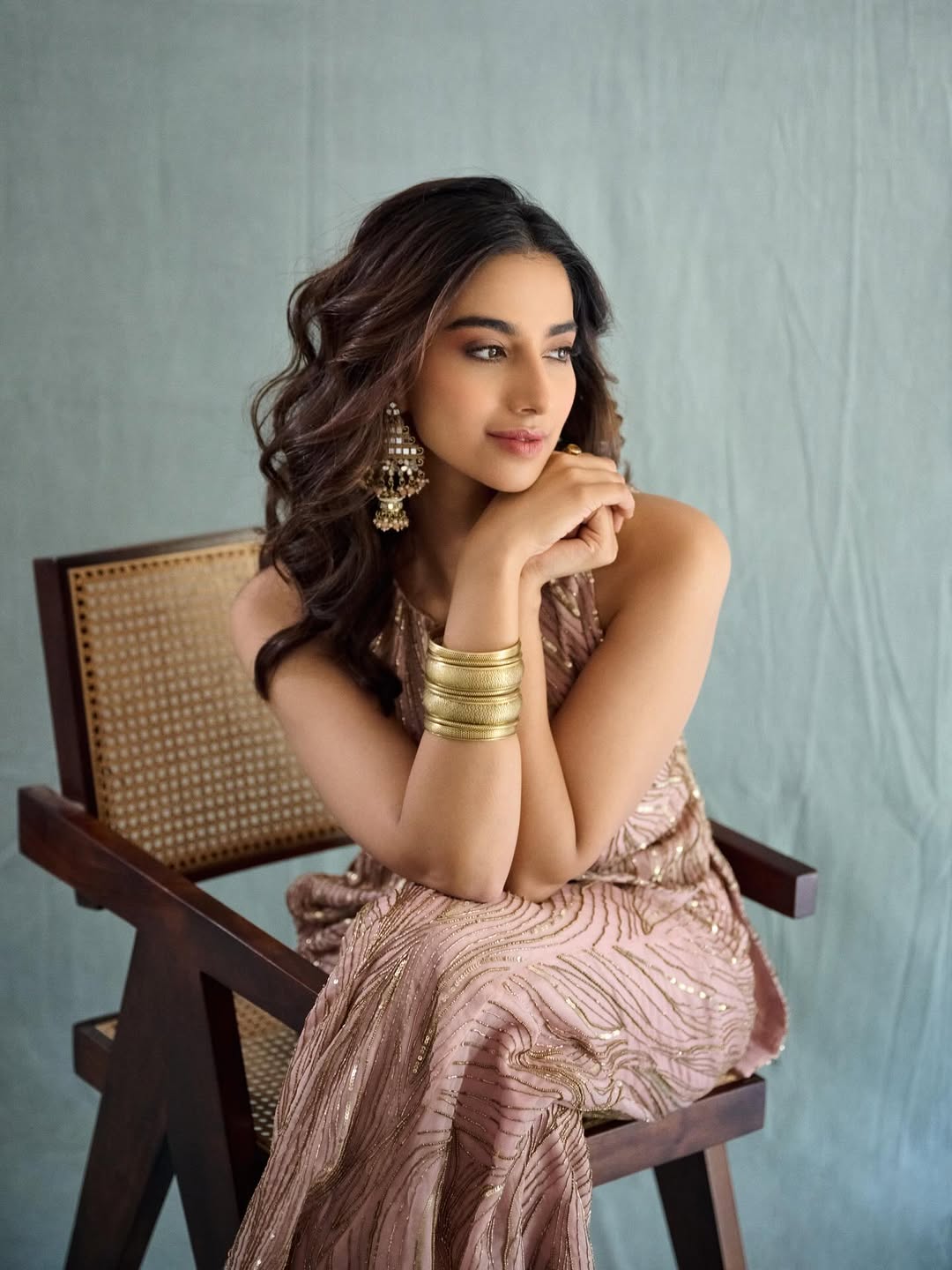 Meenaakshi Chaudhary: மினுமினுக்கும் மீனாட்சி சௌத்ரி.. அடடே செம அழகா வெட்கப்படறாங்கப்பா ...