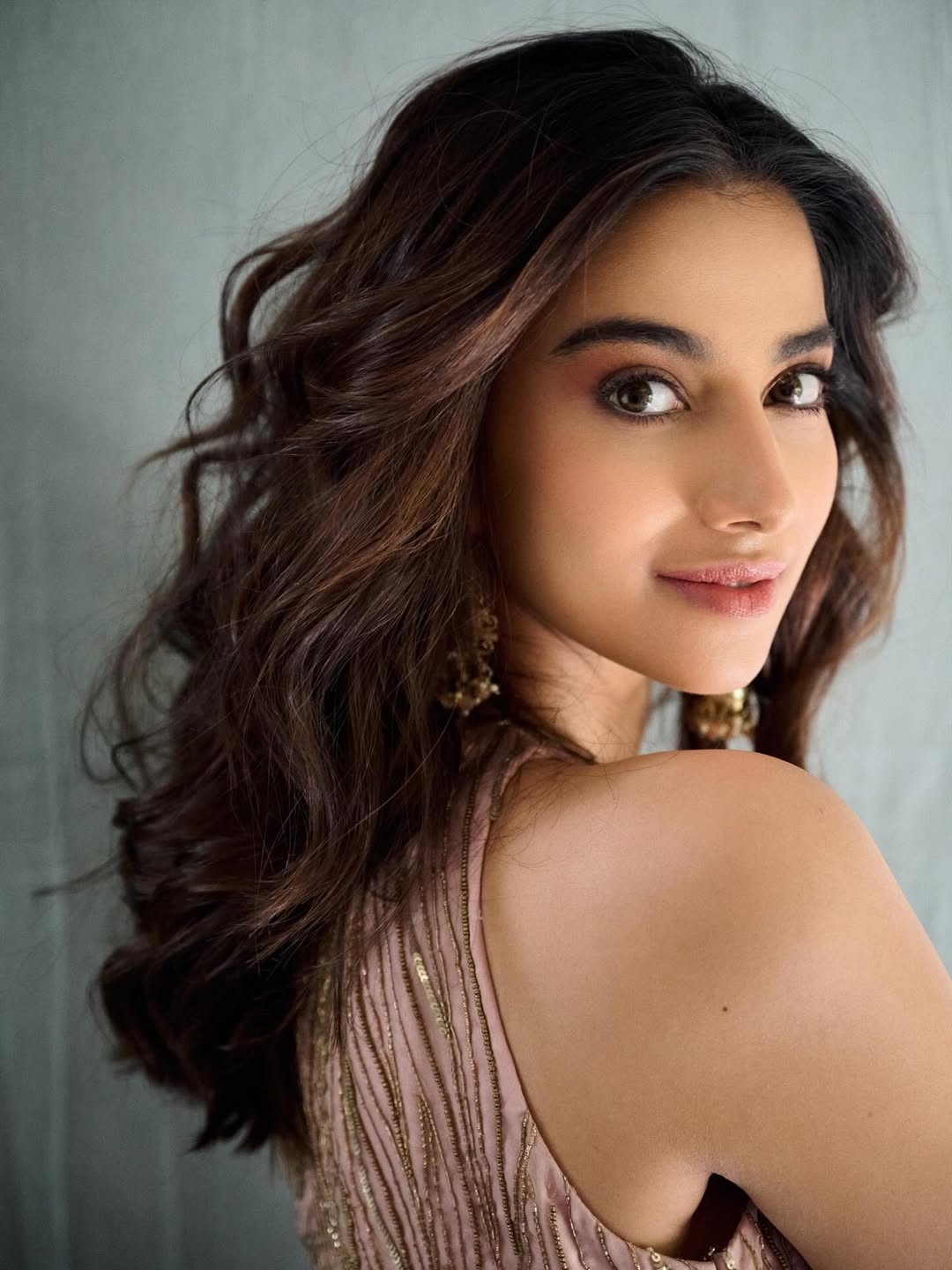 Meenaakshi Chaudhary: மினுமினுக்கும் மீனாட்சி சௌத்ரி.. அடடே செம அழகா வெட்கப்படறாங்கப்பா ...