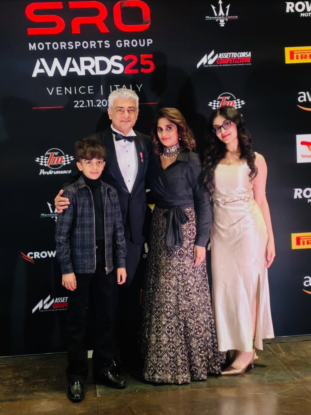 மகளுக்கு போட்டியாக இந்த வயதிலும் அழகில் அசத்தும் ஷாலினி.. அழகான அஜித் ...